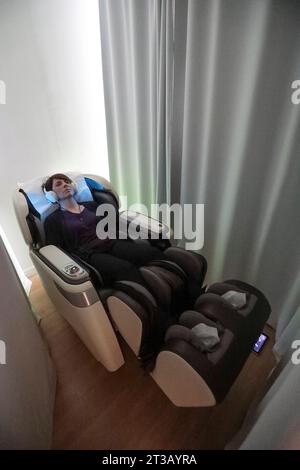 ZZZ Bar à Sieste FIRST NAPPING BAR IN THE WORLD IN PARIS Stock Photo ...