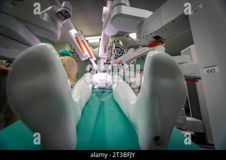 OP-Roboter HUGO Pressevorstellung. OP-Roboter HUGO kommt erstmals in ...