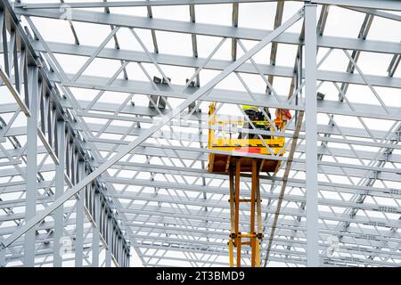 Large volume steel frame structure assembly using telescopic boom crane ...