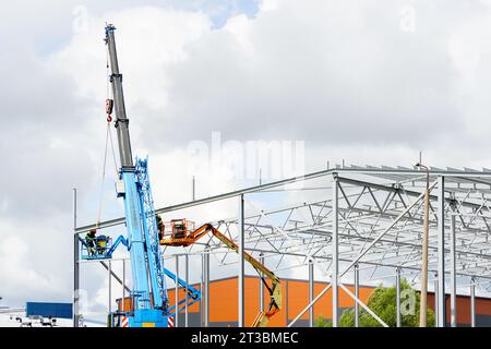 Large volume steel frame structure assembly using telescopic boom crane ...