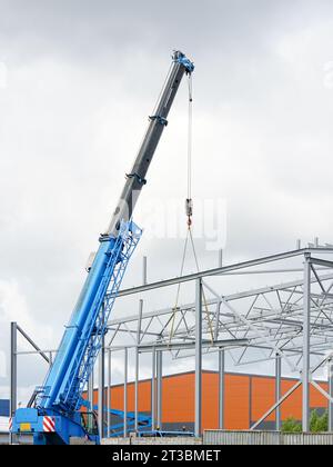 Large volume steel frame structure assembly using telescopic boom crane ...