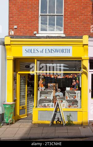 cobblers shop and cobbler Stock Photo - Alamy
