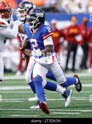 New York Giants quarterback Tyrod Taylor (2) looks to pass against the ...