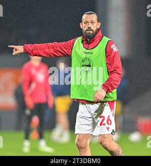 Steven Fletcher warms up during the Sky Bet League 1 match Wrexham vs ...