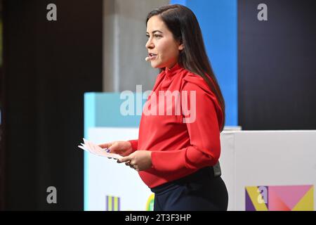 Aline ABBOUD Moderatorin, Einzelbild, angeschnittenes Einzelmotiv, Halbfigur, halbe Figur Roter ...