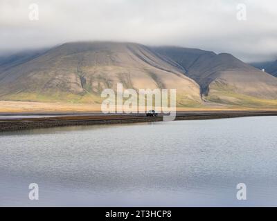 22 August 2023, Norway, Longyearbyen: Sled dogs are harnessed in front ...