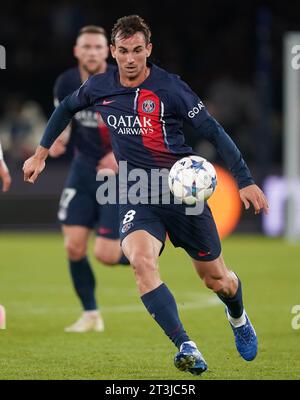 Fabian Ruiz of Paris Saint-Germain warms up prior to the during the ...