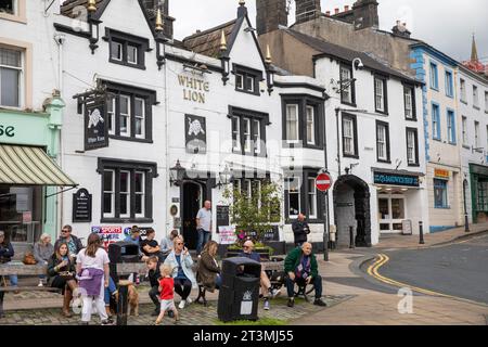 Clitheroe town centre, The White Lion public house pub in Market place ...