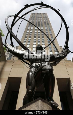 The famous Atlas bronze sculpture in the Rockefeller Center complex in ...