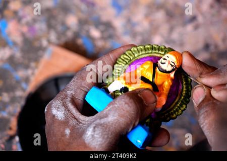 Traditional Potters make replicas of Chhatrapati Shivaji Maharaj ...