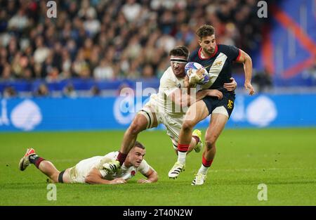 Argentina's Juan Cruz Mallía, left, breaks away from South Africa's ...