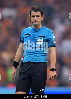 ISTANBUL - referee Halil Umut Meler, Baris Alper Yilmaz of Galatasaray ...