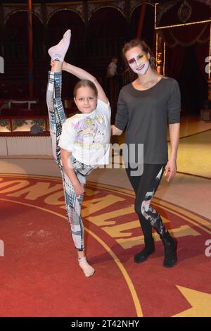 Maria Sarach Handstand Akrobatin mit Akrobatische Tochter Liz Sarach 10 ...