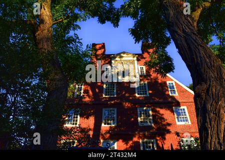 A stunning cultural house in America basks in the warm embrace of ...