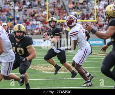 Army Black Knights quarterback Bryson Daily waits for the snap from ...
