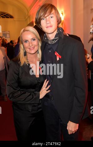 Anja Petzold mit Sohn Tim kommen zur 15. Hope Gala in das ...