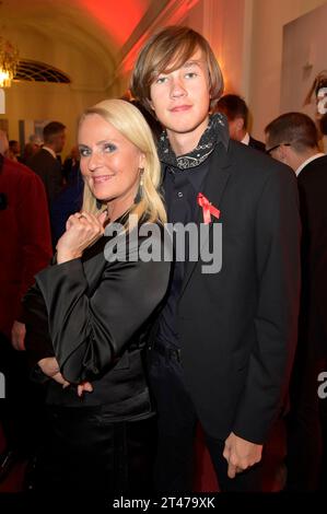 Anja Petzold mit Sohn Tim bei der 15. Hope Gala 2023 im Schauspielhaus ...