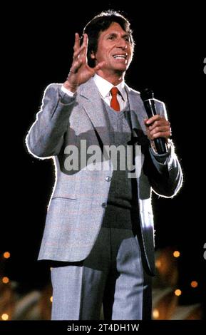 THE TONIGHT SHOW STARRING JOHNNY CARSON, Johnny Carson, Carol Wayne ...