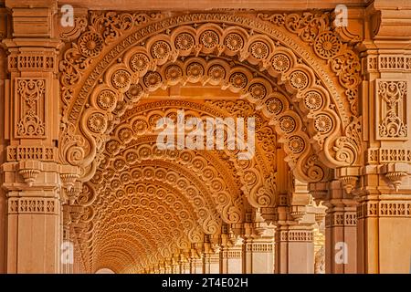 Hindu Temple Arches - Intricate architectural details at the largest ...