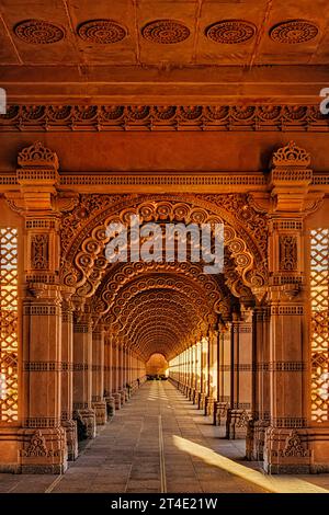 Hindu Temple Arches - Intricate architectural details at the largest ...