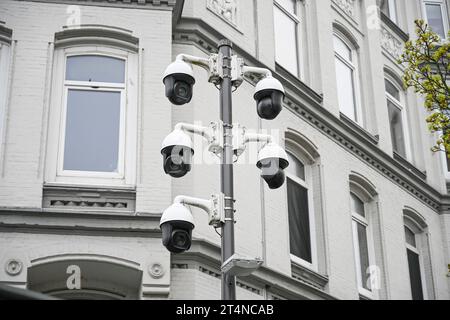 Altbaufassade, Videokameras, Hansaplatz, St. Georg, Hamburg ...