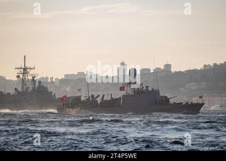 The Turkish Navy frigate TCG Gokceada (F494) in the Grand Harbour of ...