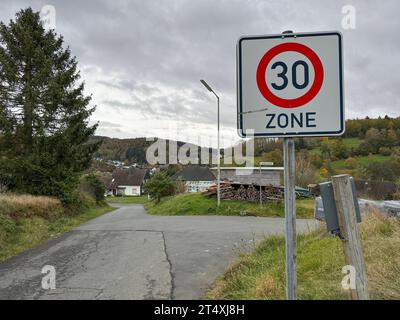Verkehrszeichen, Beginn einer Tempo 30-Zone. Verkehrszeichen im ...