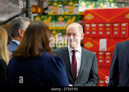Bundeskanzler Scholz besucht den Lebensmittelhaendler Suntat Europe ...