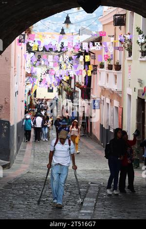 FERIADO FINADOS CALLE LA RONDA Quito, jueves 2 de noviembre del 2023 ...