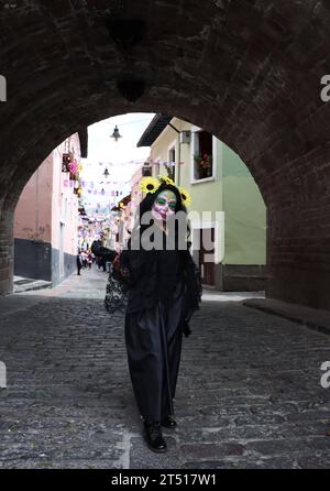 FERIADO FINADOS CALLE LA RONDA Quito, jueves 2 de noviembre del 2023 ...