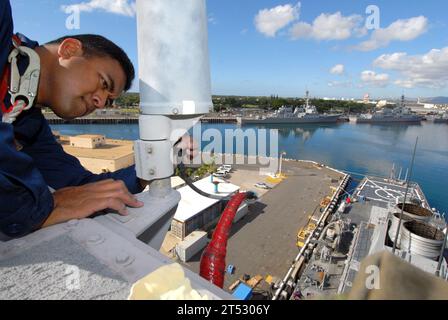 USS Paul Hamilton radar Stock Photo - Alamy