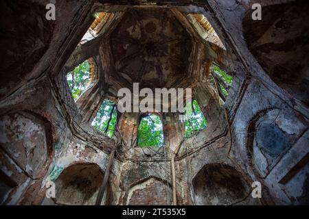 Dhaka, Bangladesh: Inside view of an old graveyard at Dhaka Christian ...