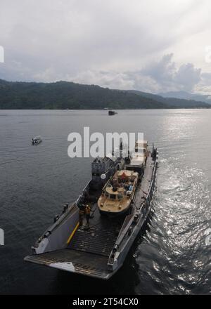 Landing Craft Utility (LCU) 1657 enters the well deck of USS Iwo Jima ...