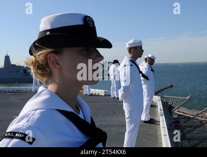 Deployment, LHD 1, man the rails, people, USS Wasp Stock Photo - Alamy