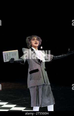 Katrija Lehmann als Miss Prism während der Fotoprobe für das Stück ...