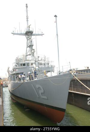 US Navy The mine counter measure ship USS Avenger (MCM 1) leaves Naval ...