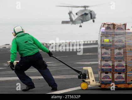 msc, UNREP, USS Abraham Lincoln (CVN 72), vertrep Stock Photo - Alamy