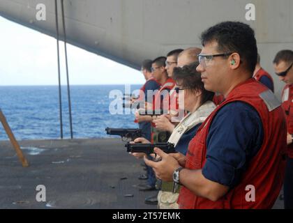 uss abraham lincoln, weapons qual Stock Photo - Alamy