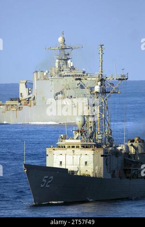 USS Carr (FFG 52), USS Gunston Hall (LSD 44 Stock Photo - Alamy