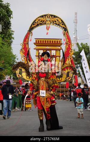 The participant Biro Fashion Carnival with a cow and simpang lima gumul ...