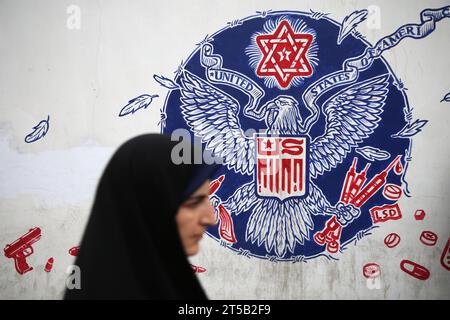 Veiled woman in front of mural, graffito, Al Khobar, ash-Sharqiyya ...