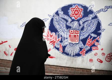 Veiled woman in front of mural, graffito, Al Khobar, ash-Sharqiyya ...