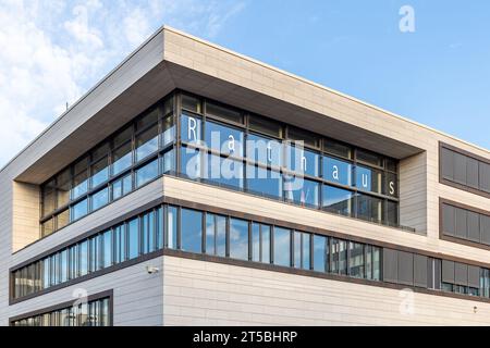 PRODUCTION - 31 October 2023, Hesse, Gießen: The city hall on Berliner ...