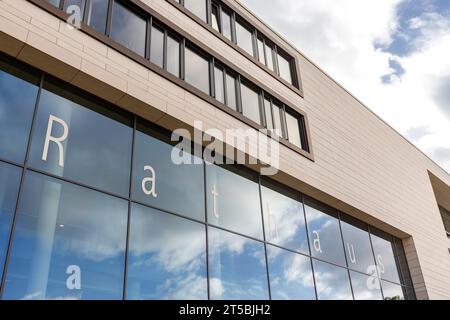 PRODUCTION - 31 October 2023, Hesse, Gießen: The city hall on Berliner ...