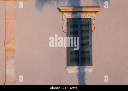 Doors and windows of ancient Sicilian houses Stock Photo - Alamy