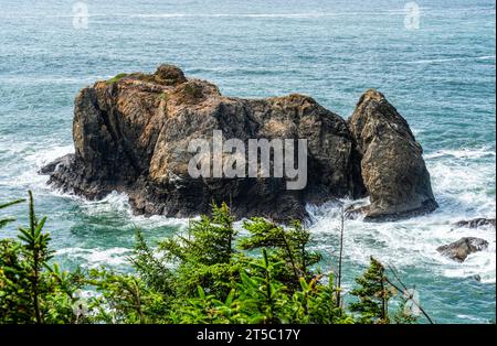 A view of an offshore land arch at Arch Rock State Park in Oregon State ...
