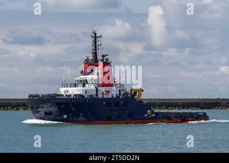Le Havre, France - Harbour tug VB DEAUVILLE proceeding towards a vessel ...