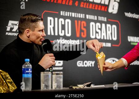 ARNHEM - Kickboxer Rico Verhoeven in action against Levi Rigters in the ...