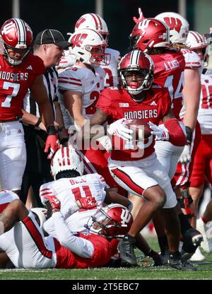 Wisconsin Badgers running back Cade Yacamelli (25) carries the ball ...