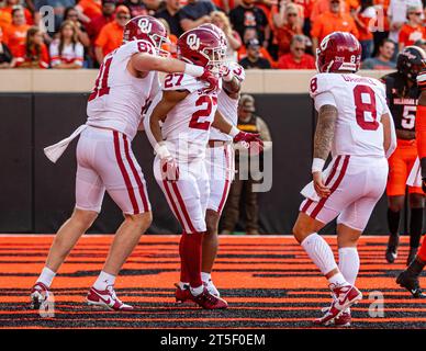 Oklahoma running back Gavin Sawchuk (27) runs past West Virginia ...